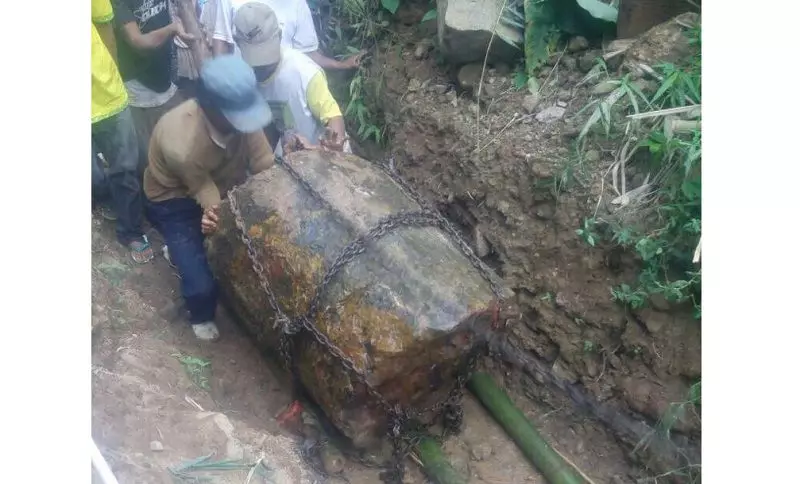 estrazione di nuove pietre preziose calde: legno pietrificato con opale blu e rame nativo dall'Indonesia