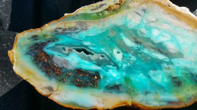 watu permata anyar panas: kayu petrified karo opal biru lan atos tembaga native saka Indonesia