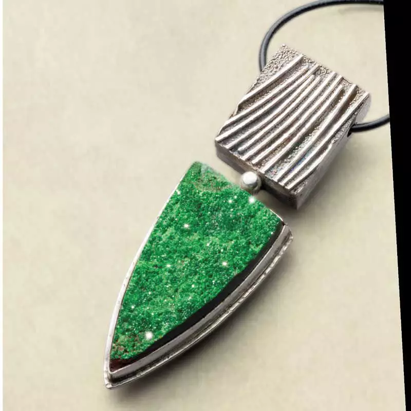 Cele mai multe specii de granate au fost tăiate și înființate în bijuterii, cu excepția uvarovitului, care este rareori suficient de mare pentru a fi tăiat. Dar atunci când sunt adunați într-un druș pot fi spectaculoși. Fotografie . Pentru mai multe despre uvarovit drusy, vezi „Sparkling Like the Morning Grass” în Lapidary Journal Jewelry Artist ianuarie/februarie 2018, urmat de minunatul pandantiv de Lexi Erickson cu uvarovit drusy.