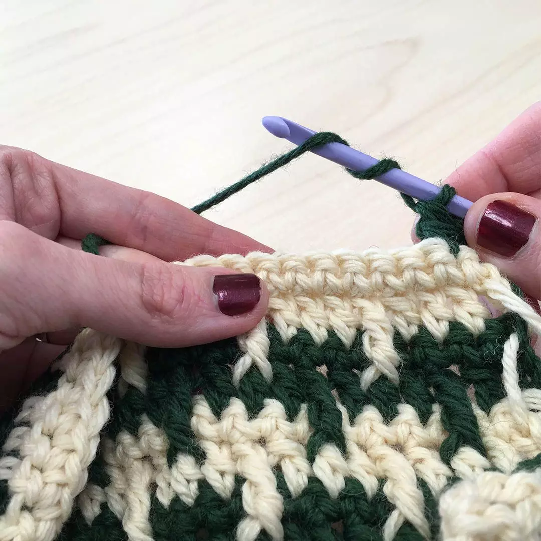 වර්ණය සහ වයනය සෑදීමට Crochet Post Stitches භාවිතා කරන්නේ කෙසේද? 14624_2