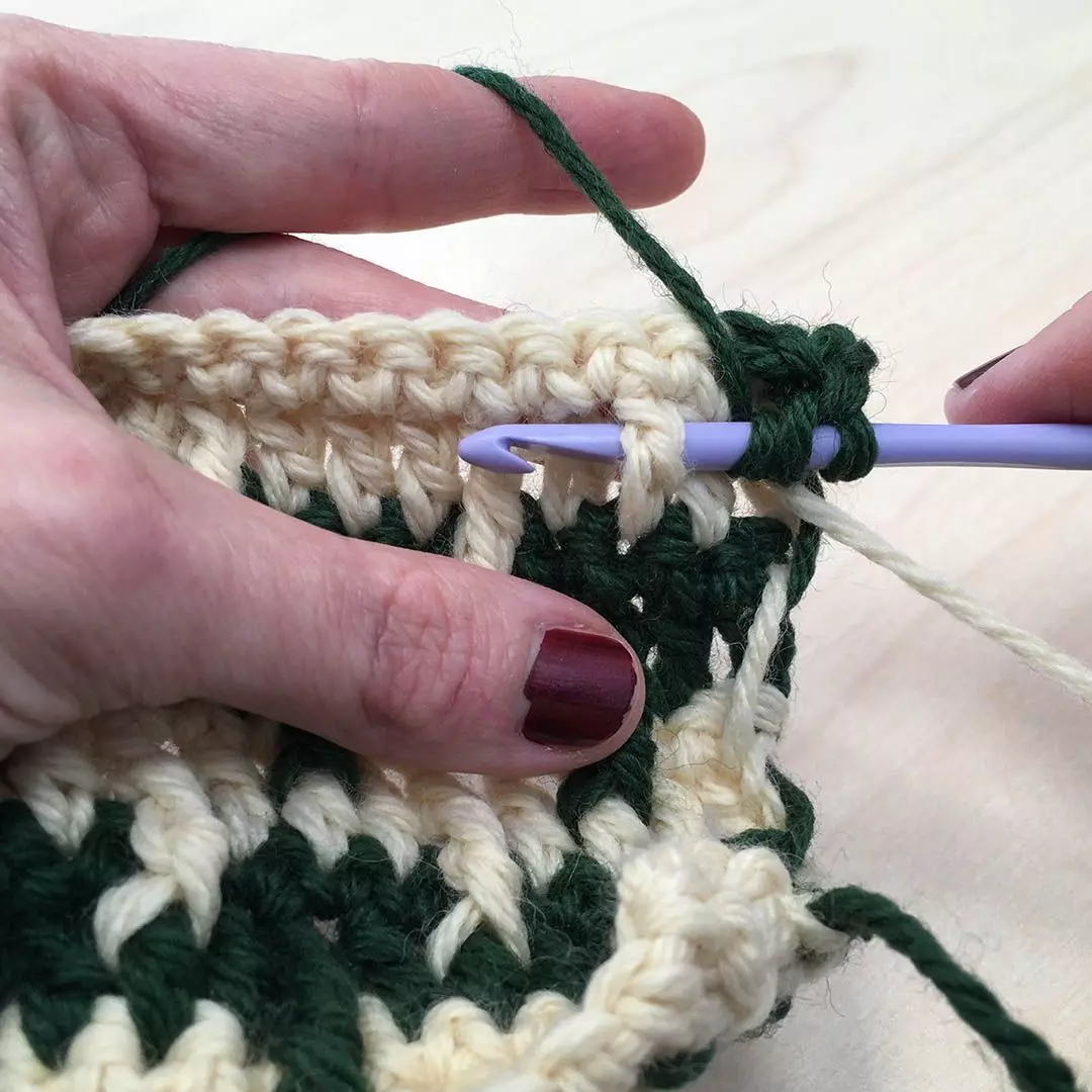වර්ණය සහ වයනය සෑදීමට Crochet Post Stitches භාවිතා කරන්නේ කෙසේද? 14624_3