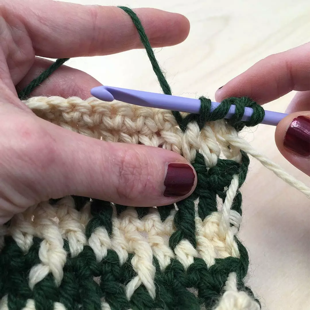 වර්ණය සහ වයනය සෑදීමට Crochet Post Stitches භාවිතා කරන්නේ කෙසේද? 14624_4