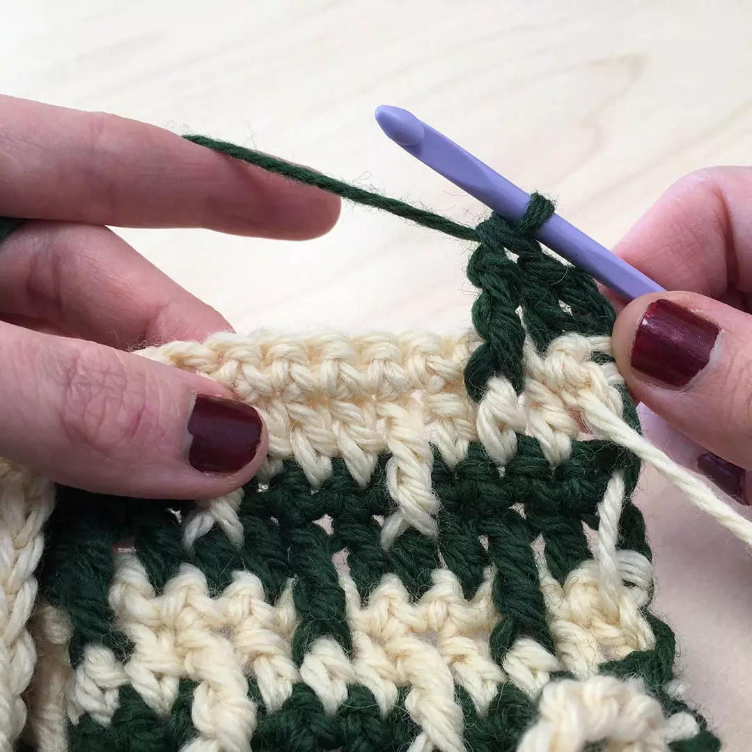 වර්ණය සහ වයනය සෑදීමට Crochet Post Stitches භාවිතා කරන්නේ කෙසේද? 14624_5