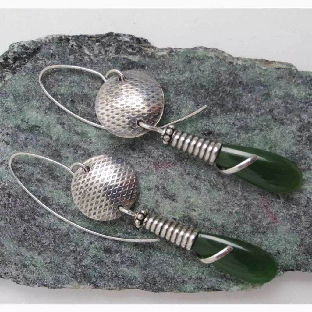 Textured Silver and Jade Earrings ni Sandra Lupo