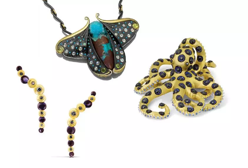 Занаетчиски накит прикажан во Trends, Lapidary Journal Jewelry Artist мај/јуни 2020 година. Во насока на стрелките на часовникот од горе лево: приврзок со точки на Дијана Винсент. Сребро, жолто злато 18 карати, тиркизна боја, дијаманти, месечев камен, перидот, опал, хризокола друзи. Октопод со синиот прстен Cecaelia од Пола Кревошај. Црни дијаманти, месечеви камења, жолто злато 18К. Обетки со точки од Хозе Хес. Сребро обложено со жолто злато 18К, PVD обложено со виолетова боја, дијаманти од 0,36 стр. ФОТОГРАФИИ: САРА РЕЈ.