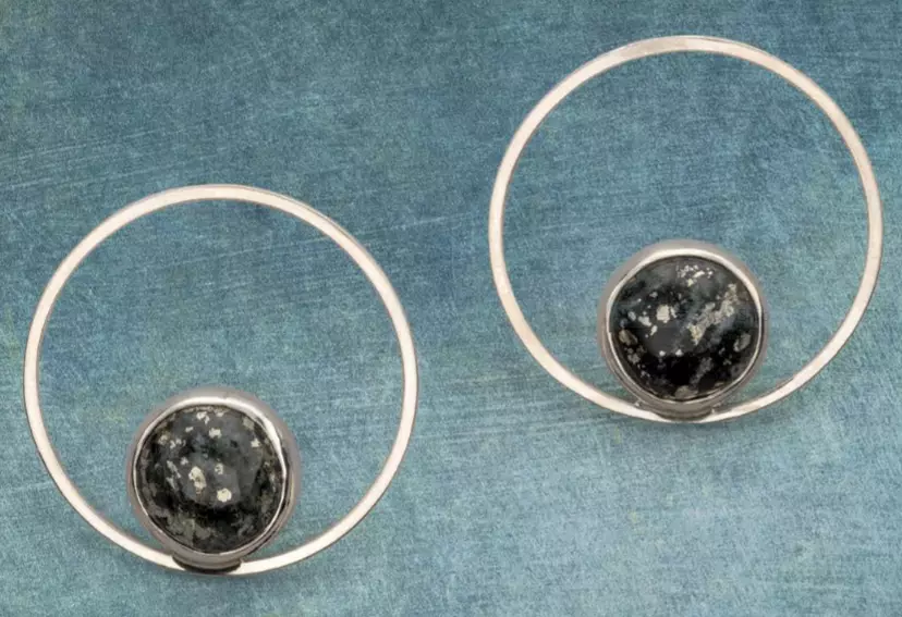 Նինա Ռայզել Հարթմանի ականջօղերի «Ripples» նախագիծը, որը պարունակում է պիրիտի մեջ ագատի խցիկներ, հայտնվում է Lapidary Journal Jewelry Artist մայիս/հունիս 2020 թ. լուսանկարը՝ Ջիմ Լոուսոն