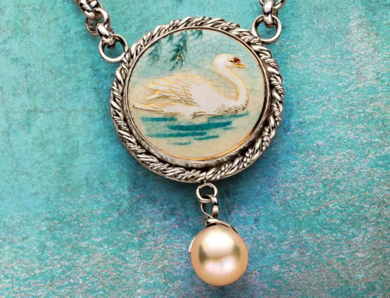Проектот Vintage Swan на Бетси Лендорф се појавува во Lapidary Journal Jewelry Artist мај/јуни 2020 година; фото: Џим Лосон