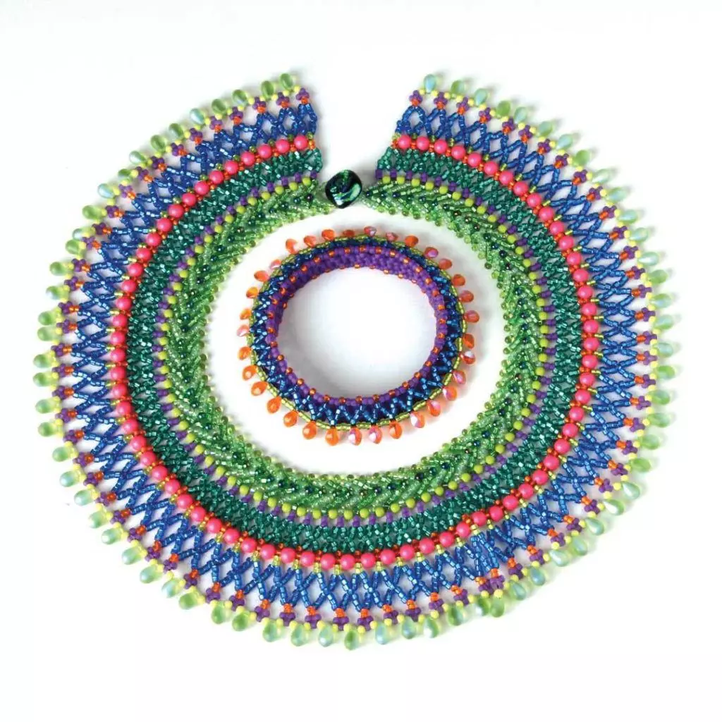 Ċirque du Soleil Necklace & Bangle 171/2” l x 3”w Iddisinjajt dan l-għonq biex jevoka l-kostumi ikkuluriti tal-artisti taċ-Cirque du Soleil. minn Wendy Ellsworth