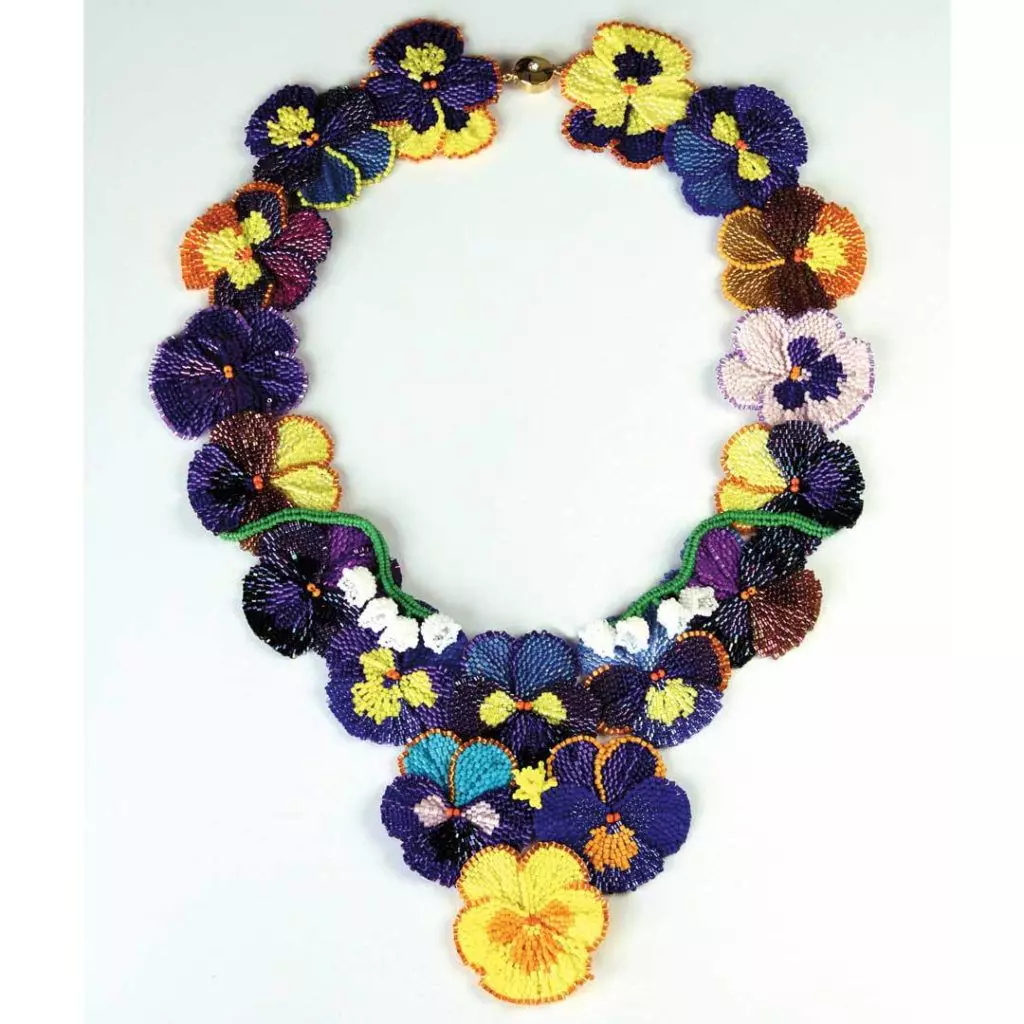 Necklace wa Spring Delight Pansy 21” l x 61/2”w Kuchokera pamikanda yanga ya Nyengo 4 pansies amayimira chisangalalo chambiri pofika masika. ndi Wendy Ellsworth