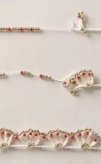 The Beaded Edge ڪتاب مان سياري جي آرامده شال لاءِ بيڊ ڪروچٽ ايجنگ ڪيئن ٺاهيو سکو.