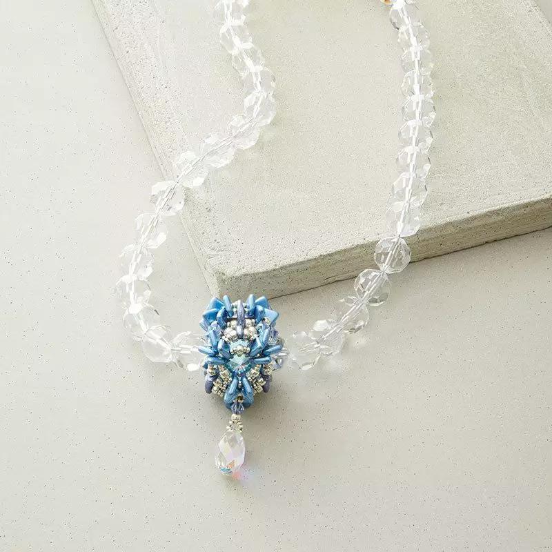 Crystal Snowflake Beaded Helmi- ja kaulakorusuunnittelu, ohjeet helmi/maaliskuu 2020 Helmityö-lehdessä