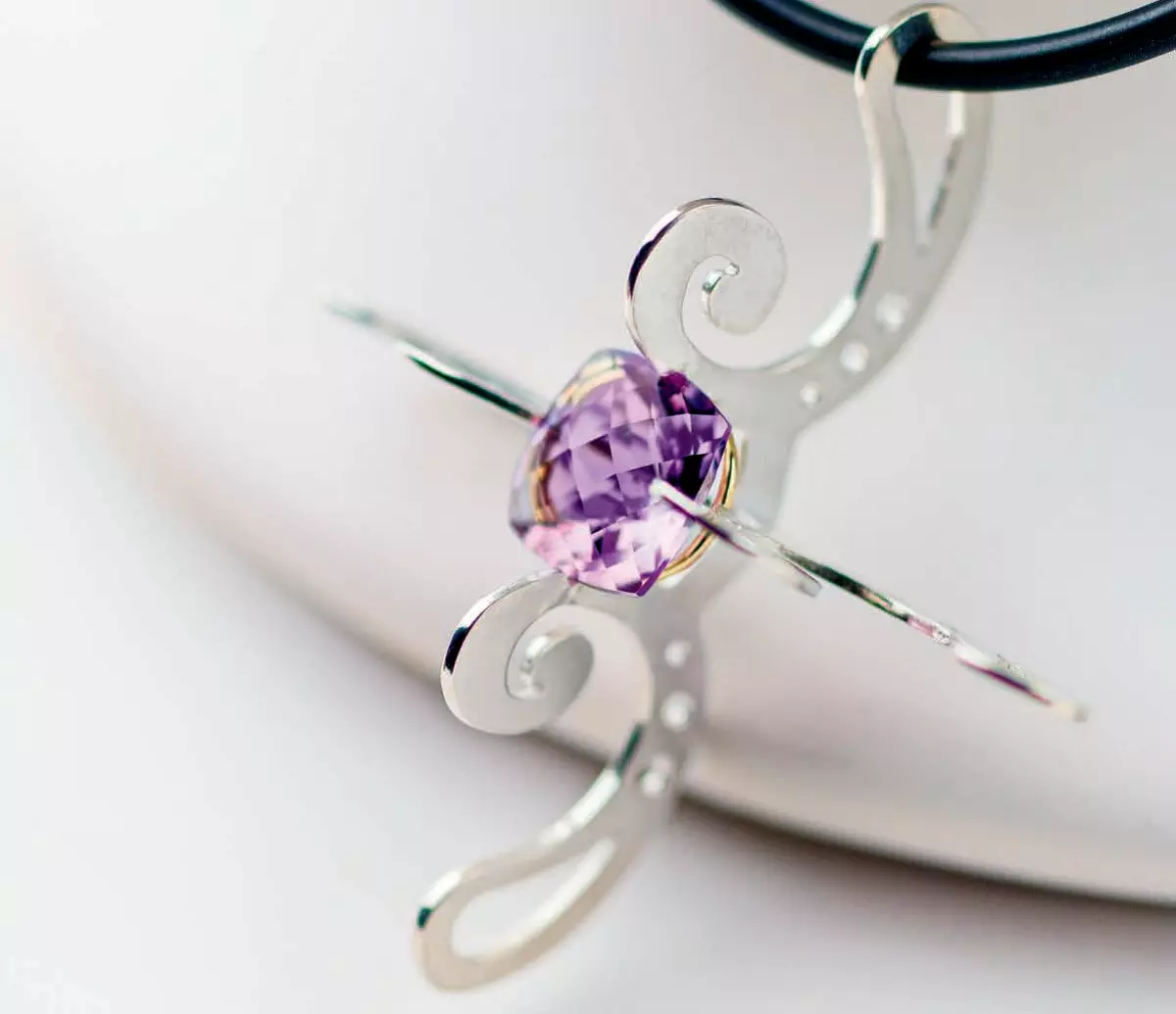 Amethyst Crystal Cross-projekto de Nanz Aalund aperis en Lapidary Journal Jewelry Artist decembro 2011; foto: Jim Lawson