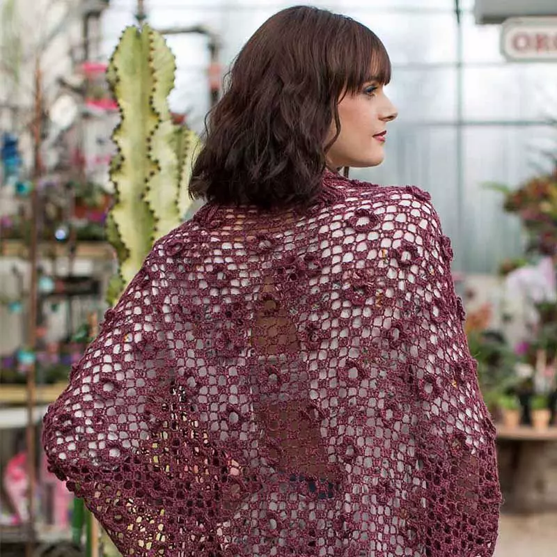 Roseate Shrug ۾ 3-D Crochet Flowers ڪيئن ٺاھيو