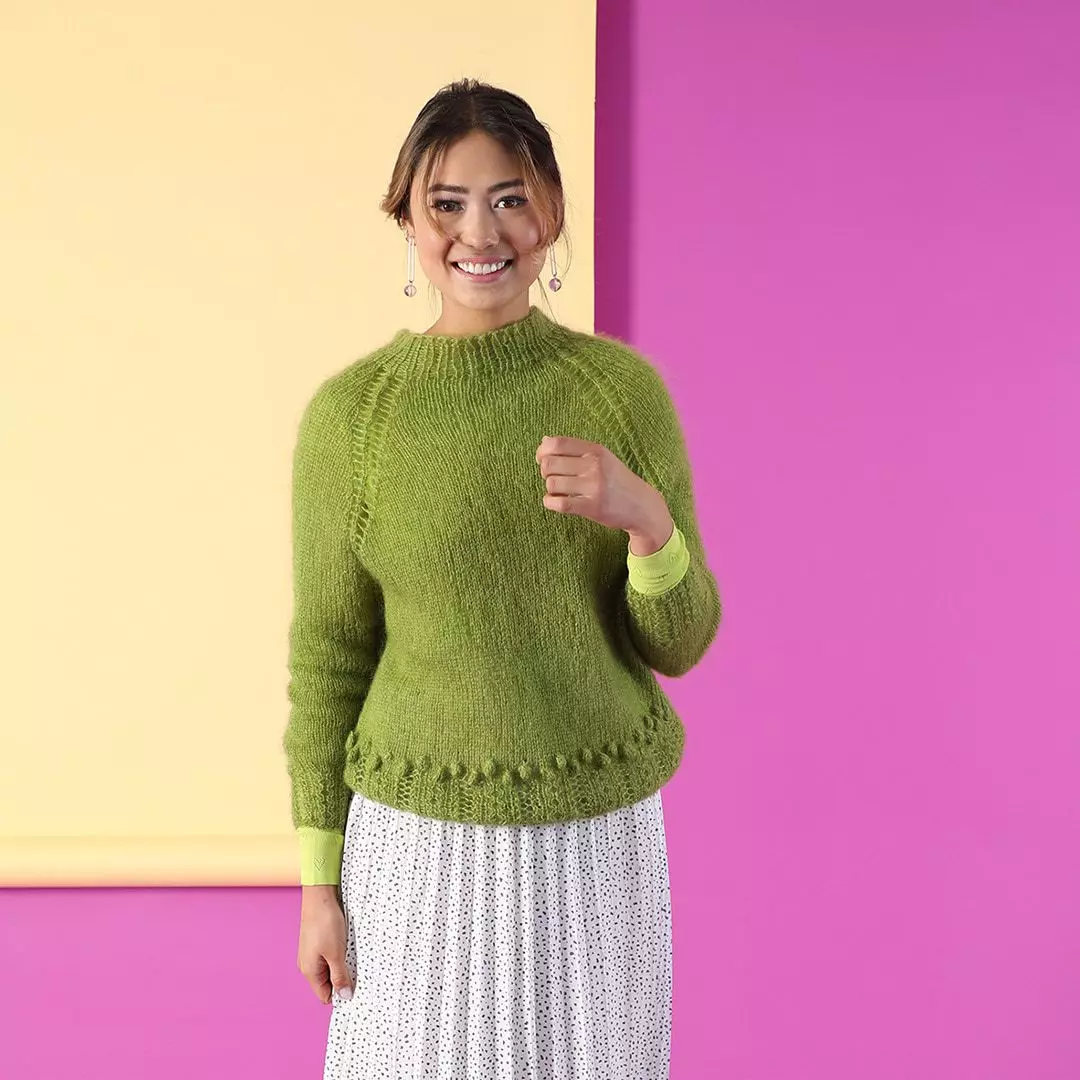 Býložravý svetr je lehký raglán, zobrazený ze zelené příze.