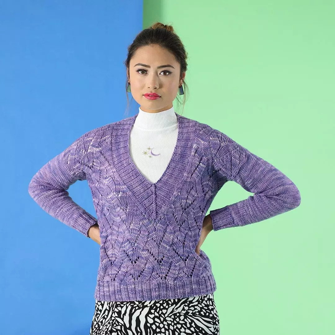 El jersei Hederated és un coll en V d'encaix de color violeta brillant.