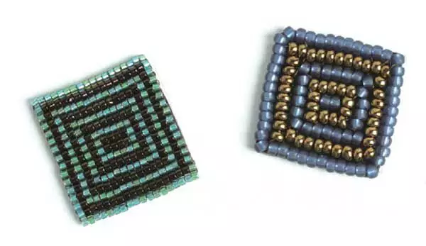 Ang mga delica nga gitahi sa plasa sa wala; Ang Czech seed beads nga gitahi sa beaded square sa tuo