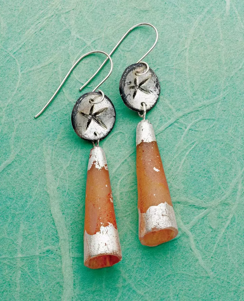 Sien die tutoriaal vir die Starlight Lantern-oorbelle deur Sarah Wilbanks in die Mei/Junie-uitgawe van Lapidary Journal Jewelry Artist.