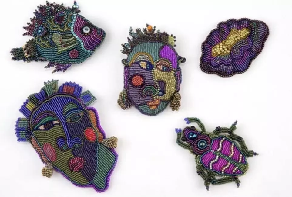 Pwason modele, insect kolore, figi kreyatif ak plis ankò! Kreye vizyon bwode w yo nan klas Ellen Solomons, Bead Embroidery: Design and Penti Your Own Canvas nan Bead Fest.