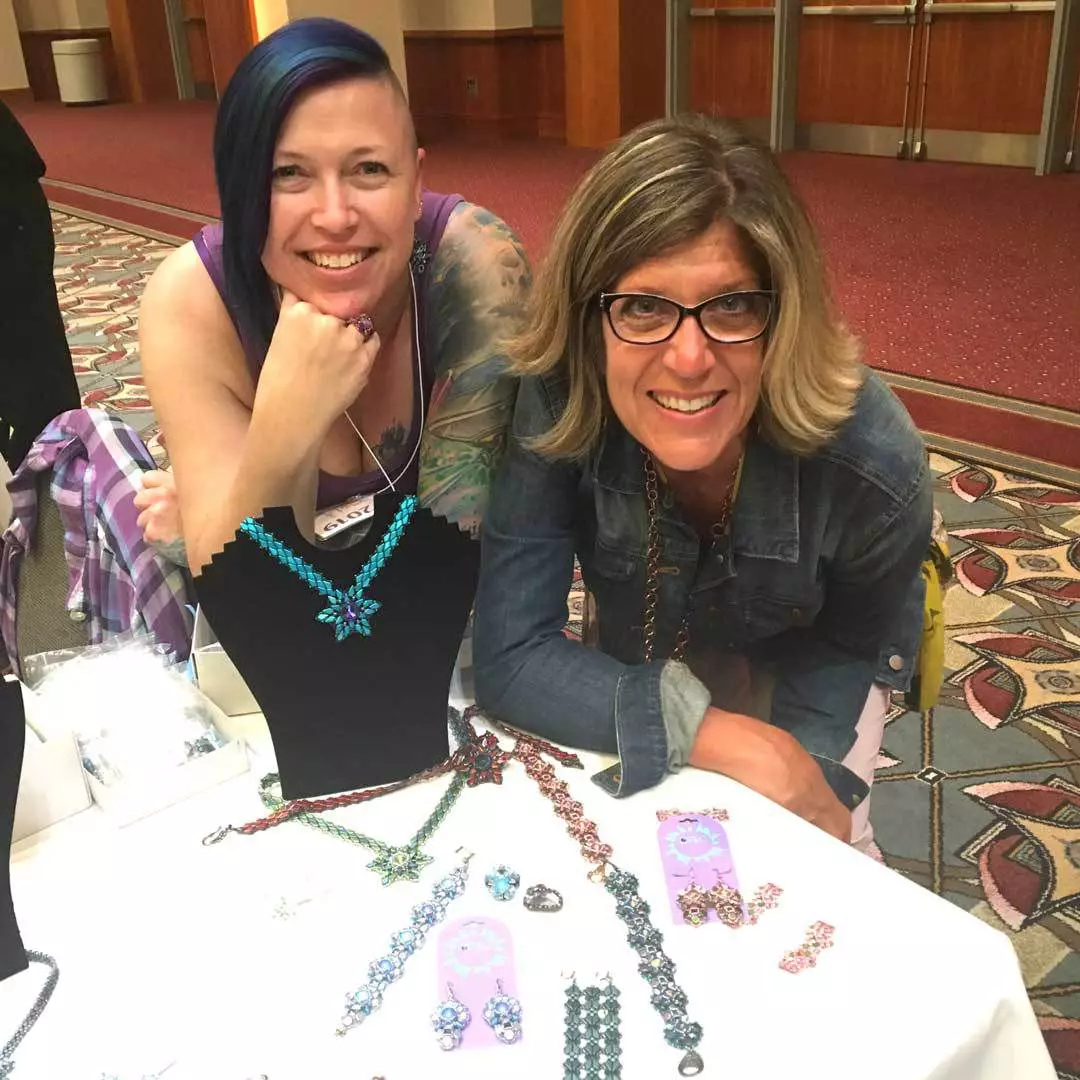 مصمم زخرفة الخرز لعام 2018 Laura Graham و Tammy Honaman خلال لقاء المعلمين في حدث Bead & Button Show