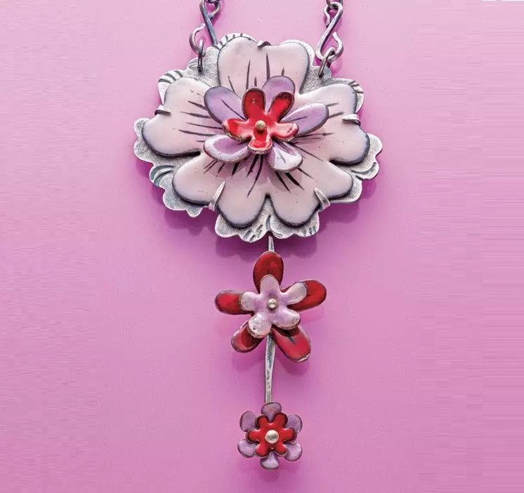 Collar floral de esmalte con facho de Kirsten Denbow