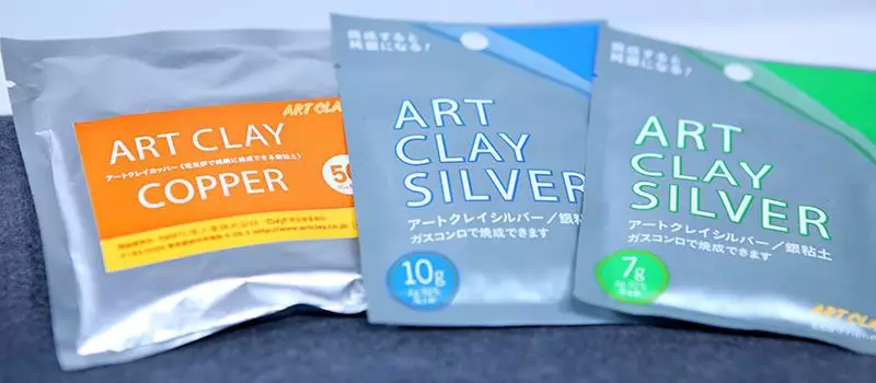 Gigamit ni Jackie ang Art Clay Silver ug Art Clay Copper niini nga workshop.