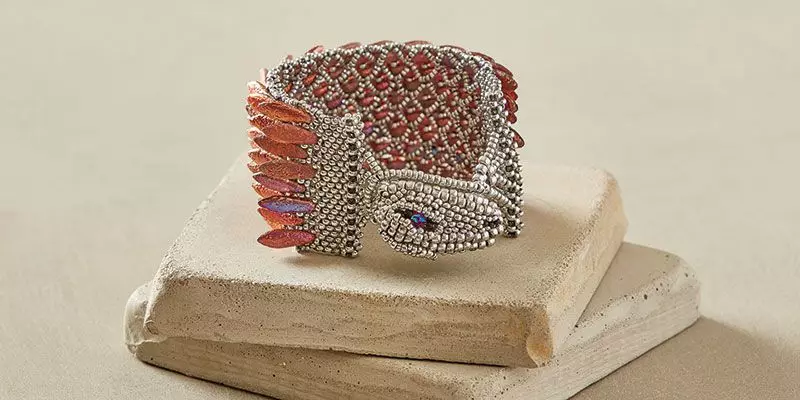 Prova il punto peyote a mano libera per perline un braccialetto di drago drammatico