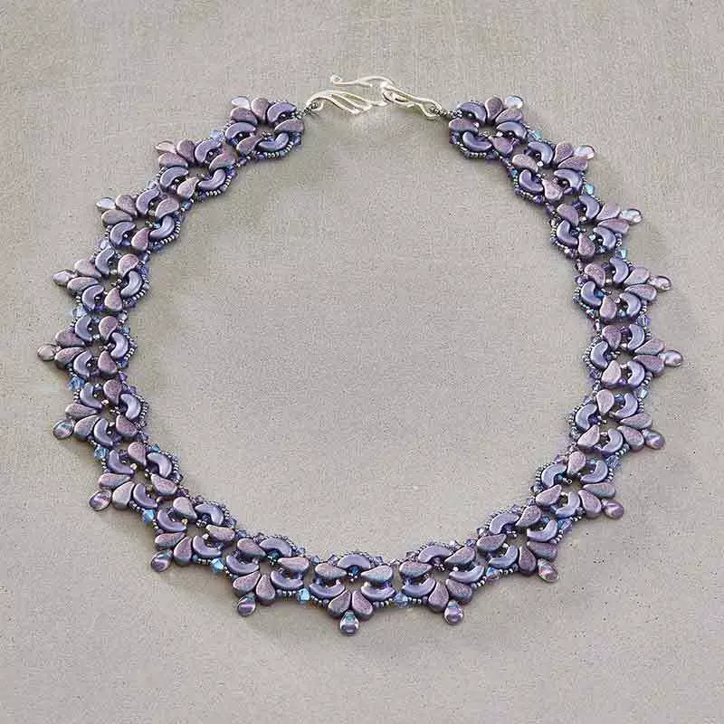 gevormde kralen: Bloeiende Fleur-de-lis Halsband van Laura Graham