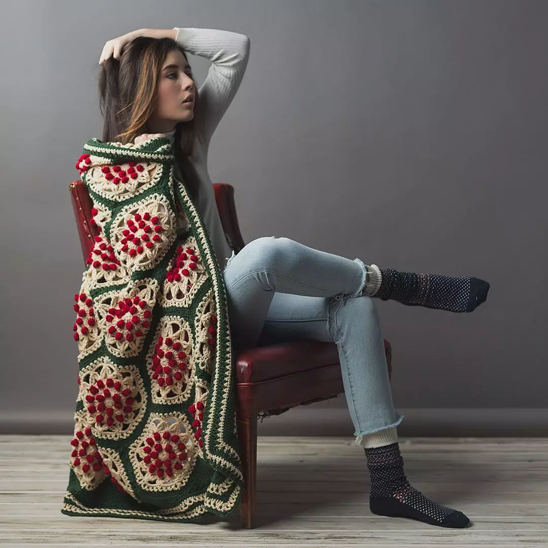 Berry en Pine Afghan fan Interweave Crochet Winter 2019 CREDIT: Harper Point Photography