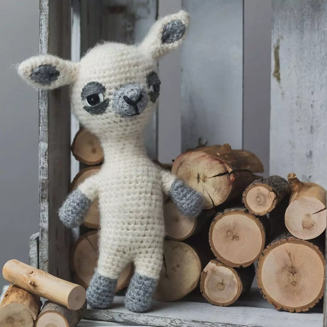 Little Llama Amigurumi/Προστασία φωτογραφίας: Harper Point Phototgraphy