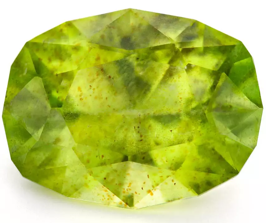 Torrodd Jim Perkins y peridot hwn yn ei ddyluniad wyneb clustog hynafol ei hun, 10.35 x 7.97 mm, 2.8 cts; llun: Jim Lawson