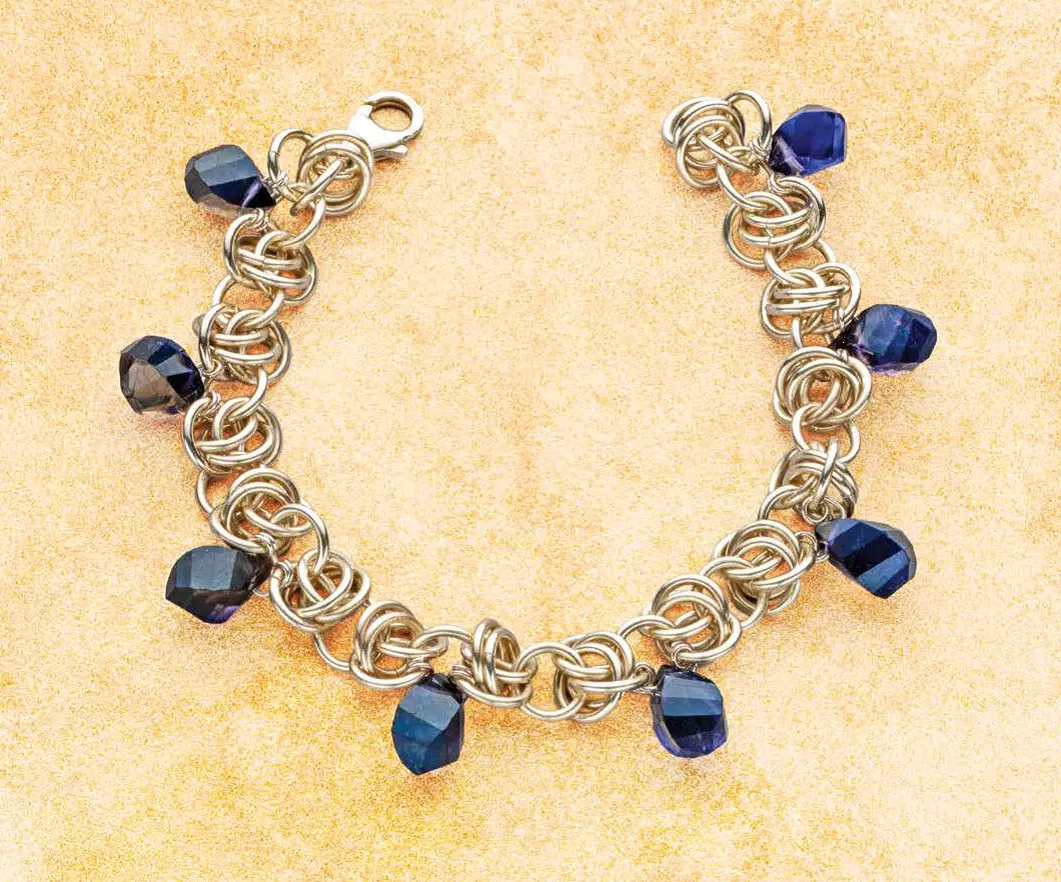 Kylie Jones iolite chain maille isongo. Isithombe: Jim Lawson