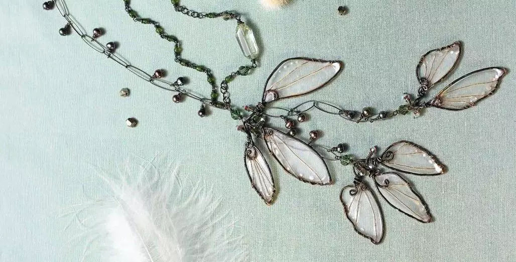 Колие от смола с крила Woodland Wings на Cynthia Thornton от Enchanted Adornments