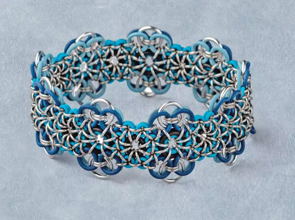 Wäre ein farbenfrohes Armband in Einheitsgröße nicht das perfekte Schmuckgeschenk? Designerin Michelle Brennan hat auch ein praktisch verpacktes Komplettpaket für ihr Stretchy Chain Maille-Armbandmuster zusammengestellt, das jetzt nur bei Interweave erhältlich ist. Foto: Jim Lawson