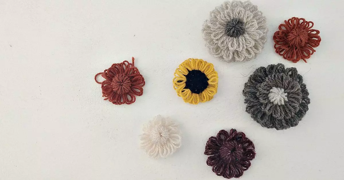Δημιουργήστε μια διασκεδαστική φθινοπωρινή διακόσμηση με λουλούδια από κροσέ αργαλειό!