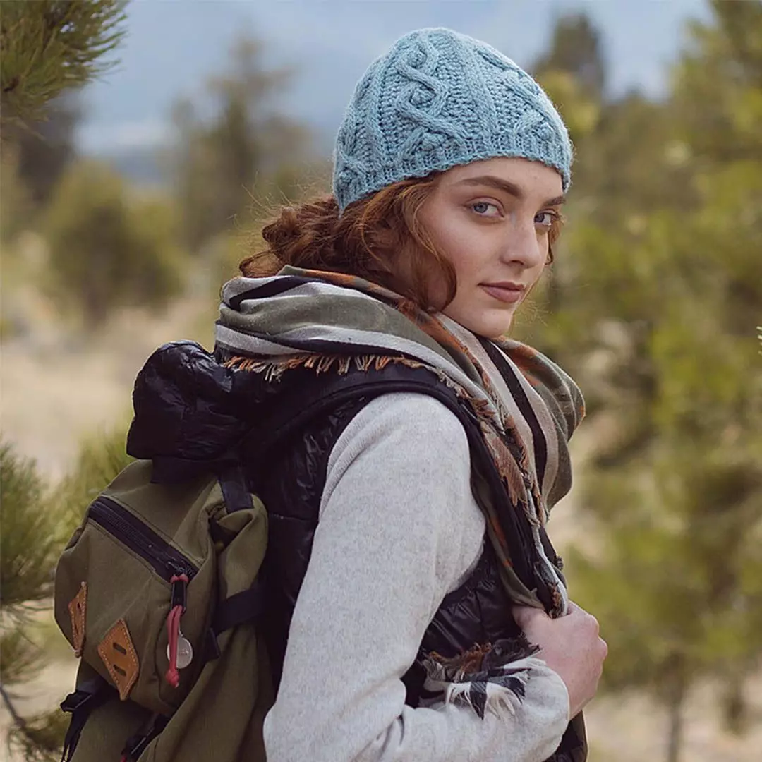 Il Blue Spruce Hat utilizza punti dal vivo per creare il suo motivo a trecce. | Credito fotografico: Harper Point Photography