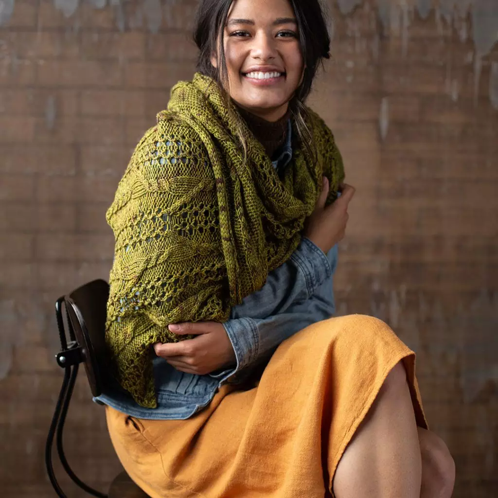 The Winding Roads Shawl avy amin'ny Interweave Knits Fall 2019.