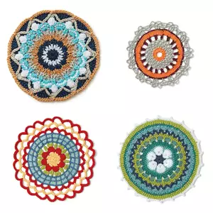 Crochet Mandalas: Inzira yisaha uhereye hejuru ibumoso: Quandry Mandala, Gusarura Ukwezi Mandala, Indabyo Nyafurika Mandala, Picaresque Poppy Mandala