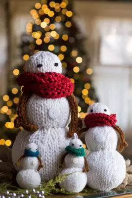 Snowman Family, chitsanzo chomwe chili mu Interweave Knits Holiday 2016