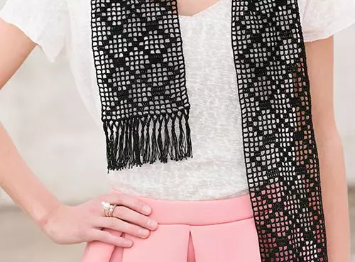 Vhara kumusoro kwefilet crochet muDiamond Filet Scarf