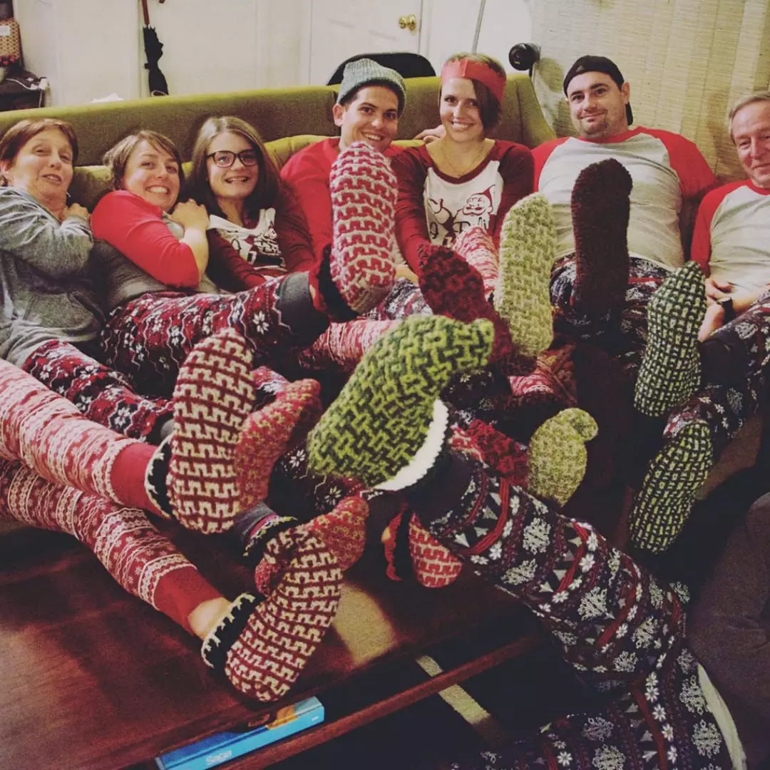 Семейството на Стефани във всички ръчно плетени чорапи
