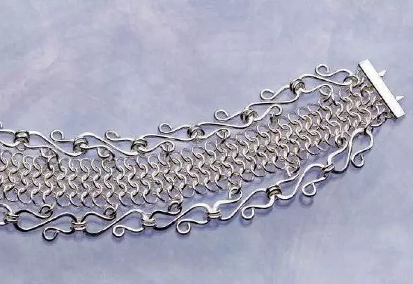 Chain Maille-smykkefremstilling: Et håndledsbesparende tip, ekspertråd og 10 Chain Maille-armbånd