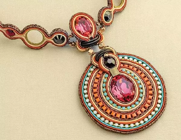 hacer joyas de soutache como esta gargantilla India de Csilla Papp