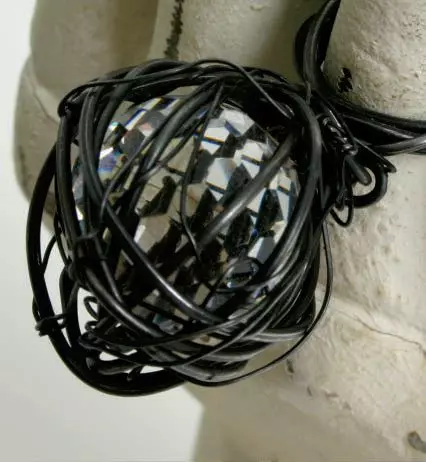 ståltråd och kristallring av Brenda Schweder
