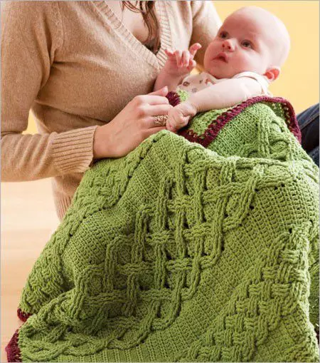 Вязаное крючком детское одеяло с косичками вдохновлено ирландским крючком.