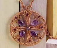 اگر به ساخت جواهرات با سیم علاقه دارید، پروژه ها و طرح های جواهرات سیمی در کتاب ساخت جواهرات با سیم پیچ، مانند این طرح جواهرات سیمی، Melonia's Cross را دوست خواهید داشت.