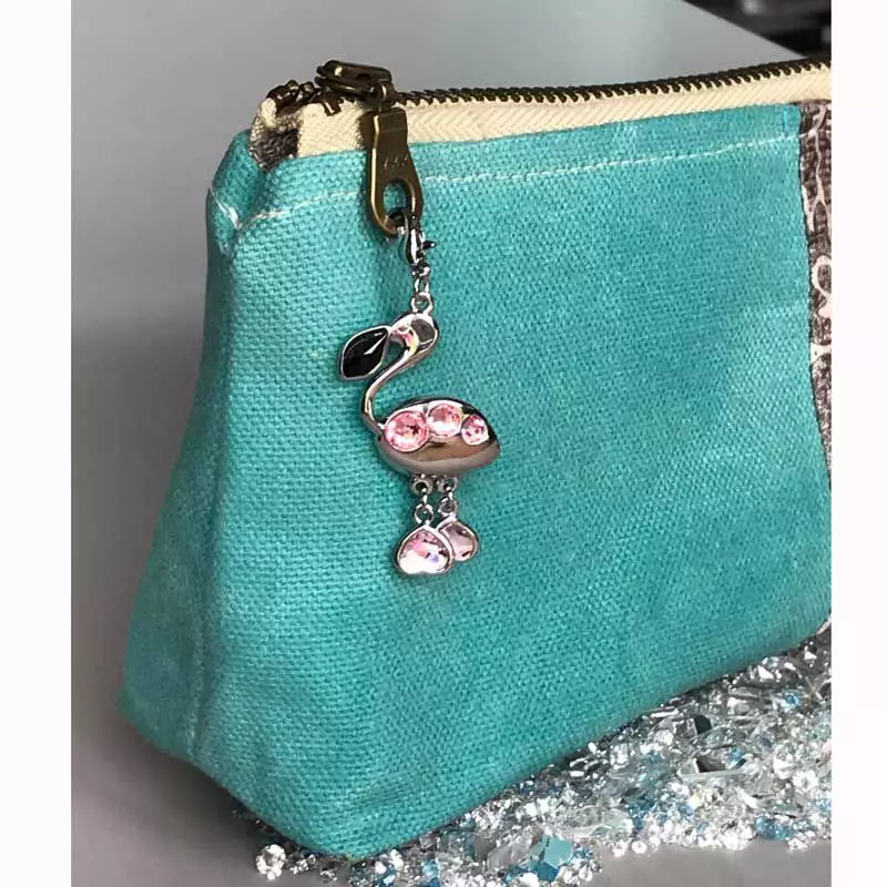 Una borsa di base va da okay a favolosa con Swarovski.