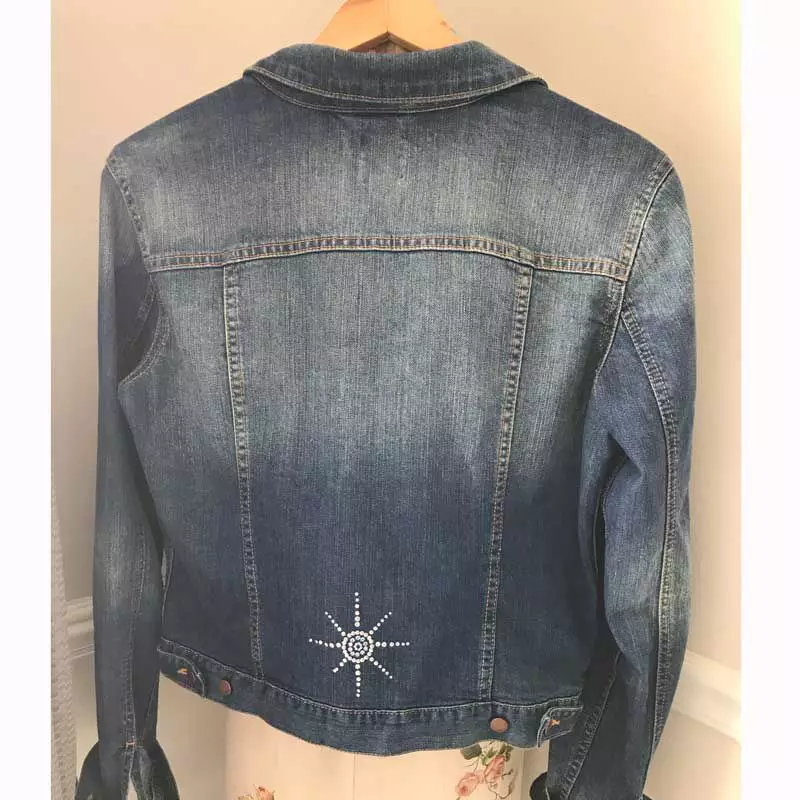 Aggiungi un po' di brillantezza con gli Swarovski sul davanti o sul retro della tua giacca di jeans preferita.