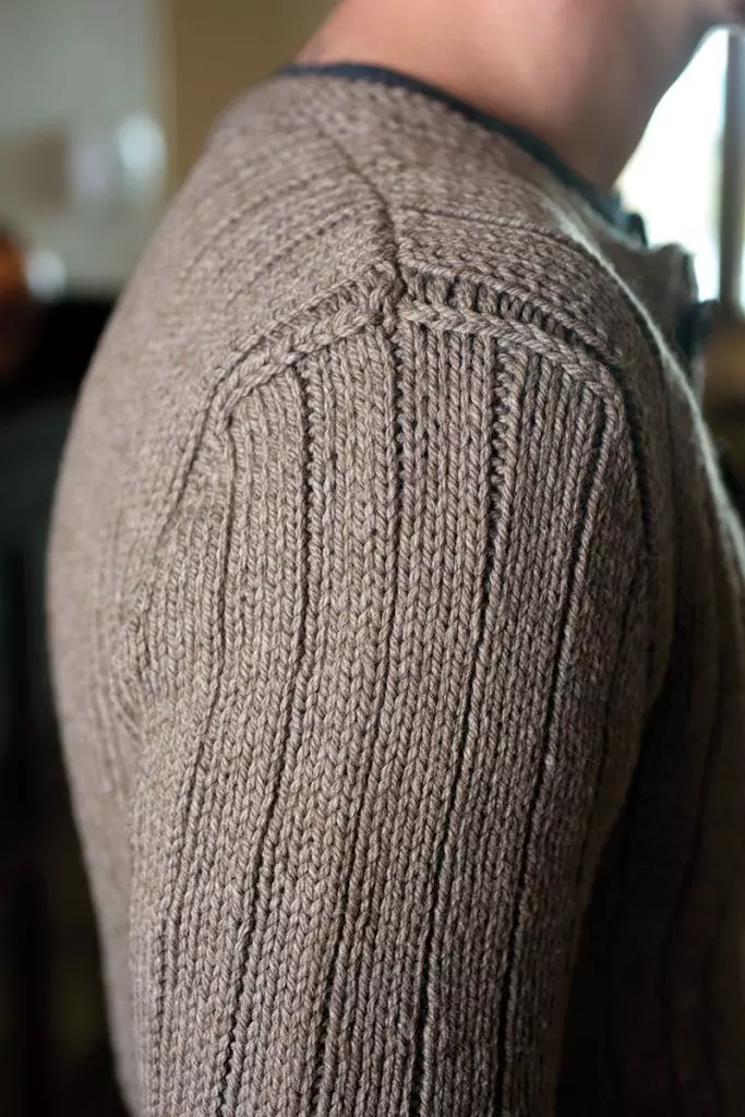 Vertical Stripes Cardigan adīšanas raksts, ko izstrādājusi Kristen TenDyke no Love of Knitting Winter 2016