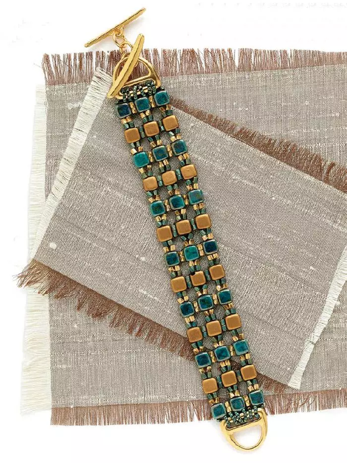 Mga pattern sa paghabol sa bead para balik sa eskwelahan, Calliope Columns Bracelet, ni Stefanie Deddo-Evans