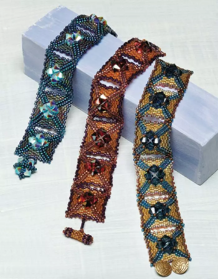 Mga pattern sa paghabol sa bead para balik sa eskuylahan, Camelot Cross Bracelet ni Carole Ohl